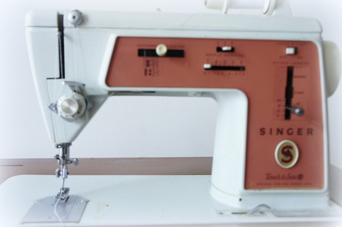 Singer Sewing Machine Model #626 in Wood Case | EBTH