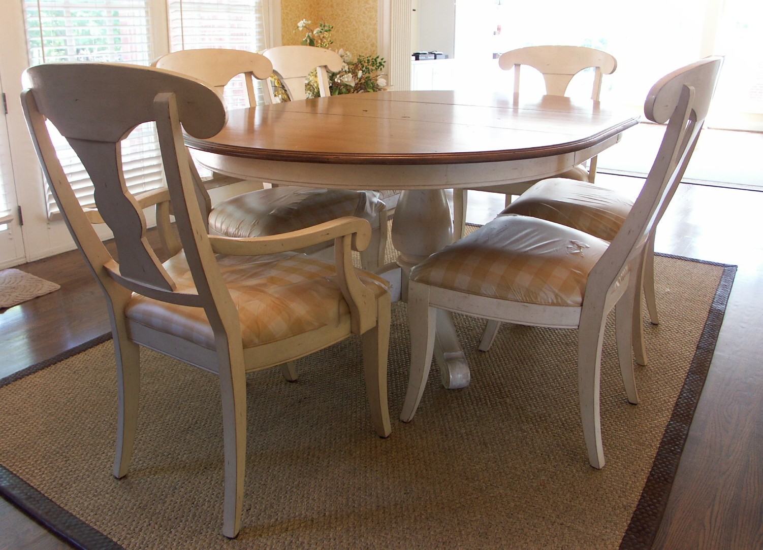 Ethan Allen Dining Table and Chairs | EBTH
