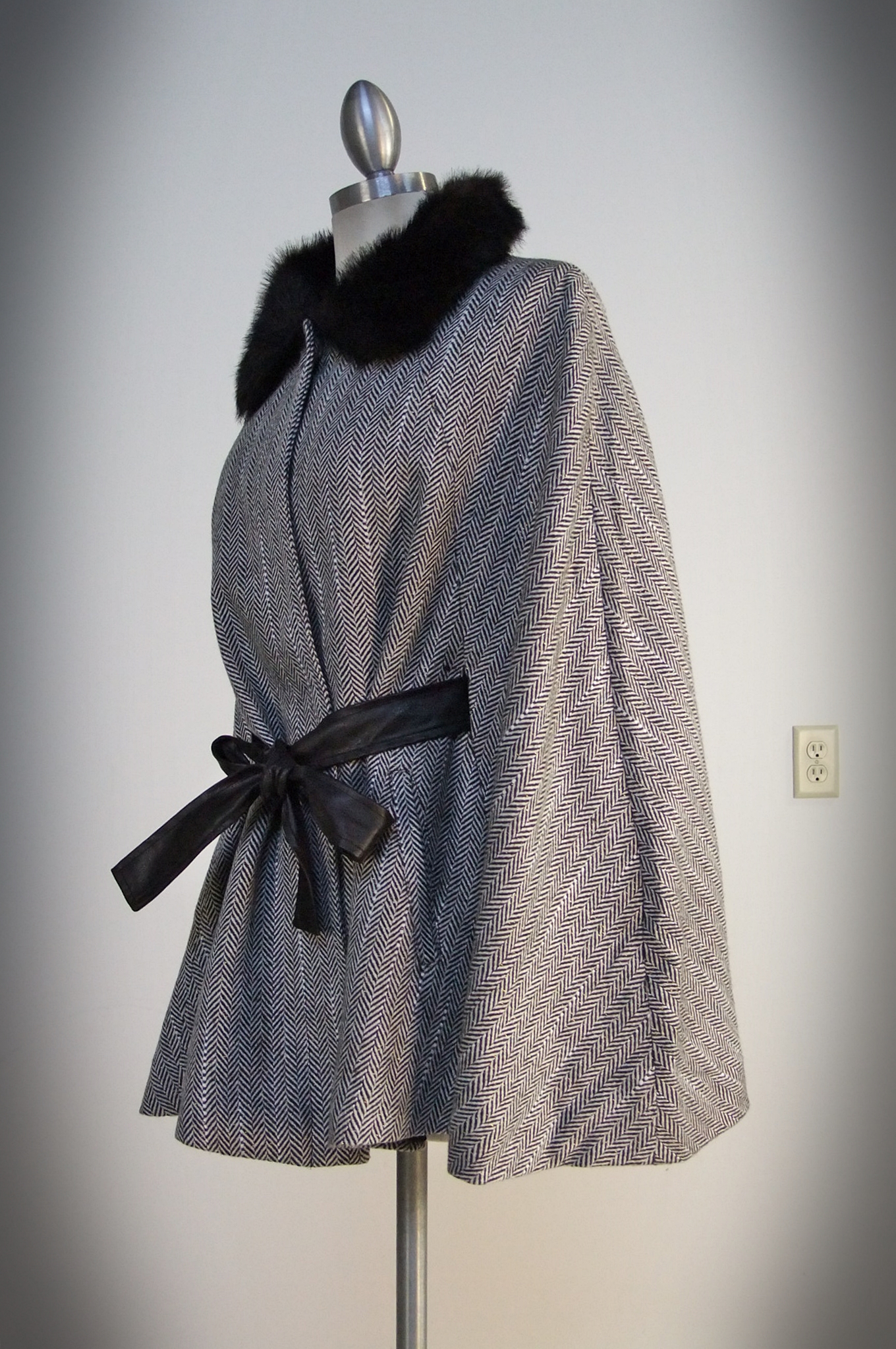 Stylish Fabulous Furs black and white herringbone tweed capelet | EBTH