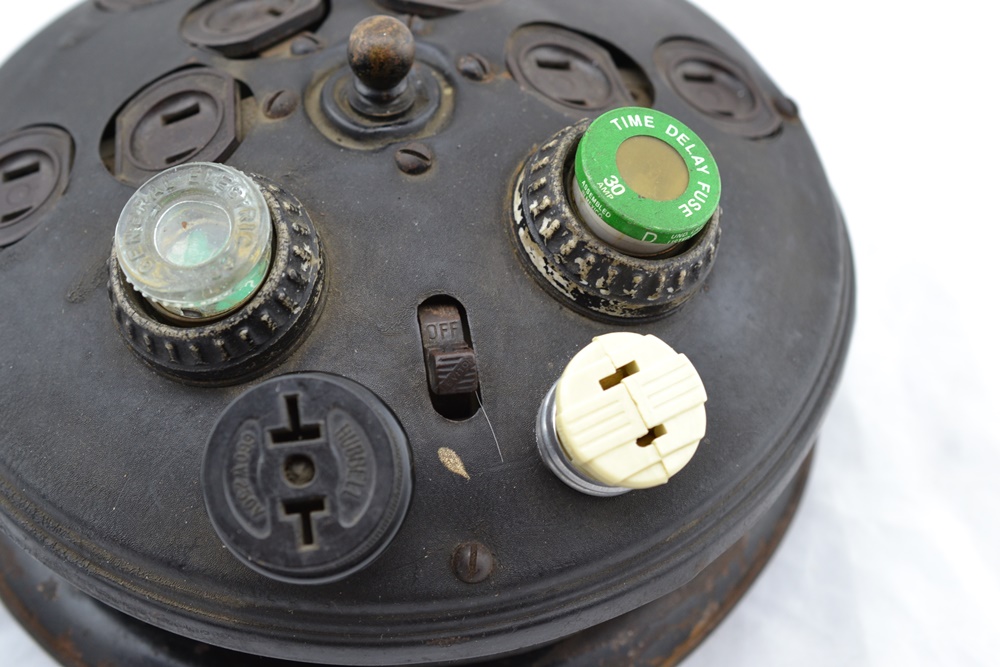 Vintage Hubbel Electric Extension Outlet, Circa 1925 | EBTH