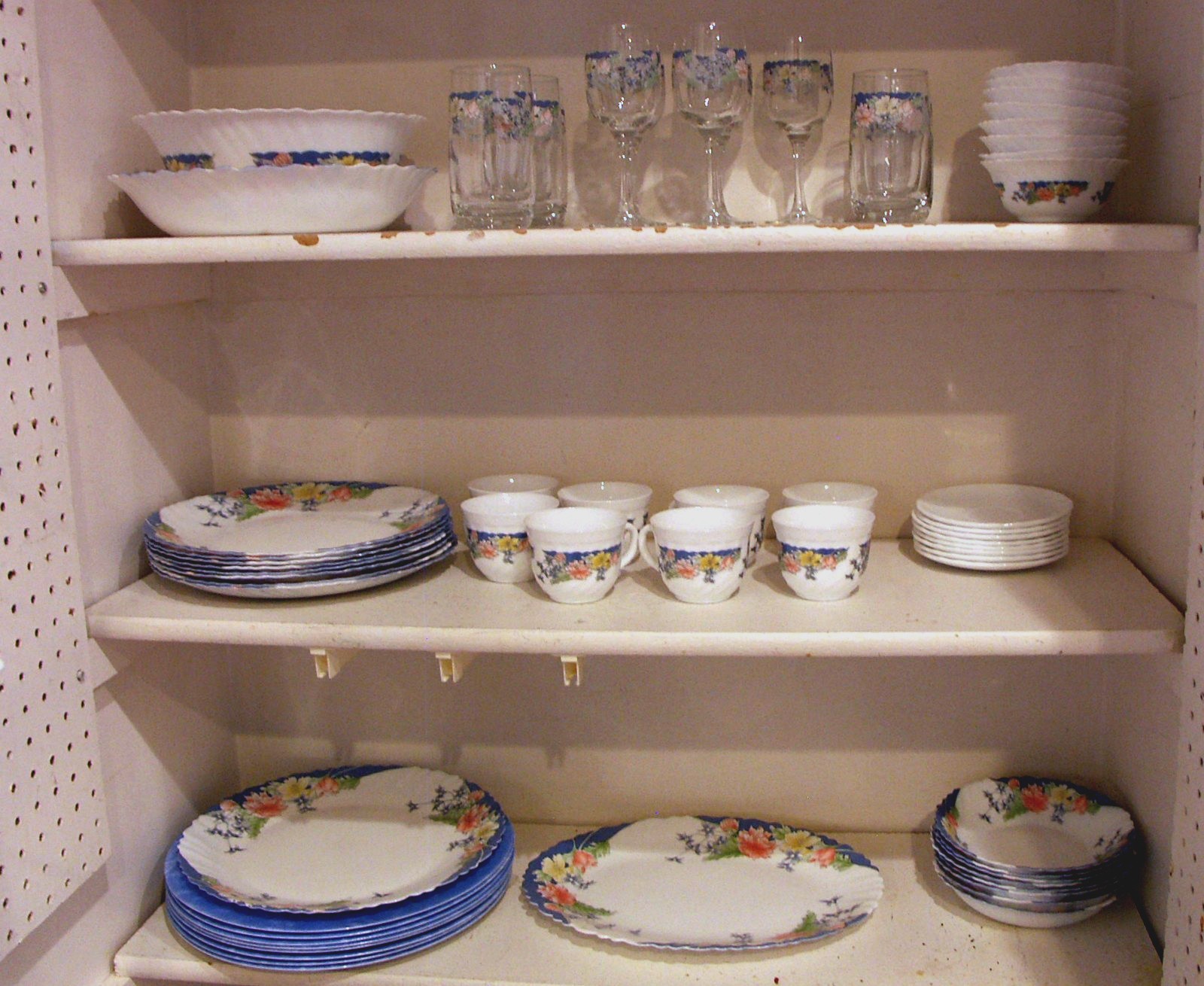 70 Piece Lot of Vintage Arcopal France Glass Dinnerware | EBTH