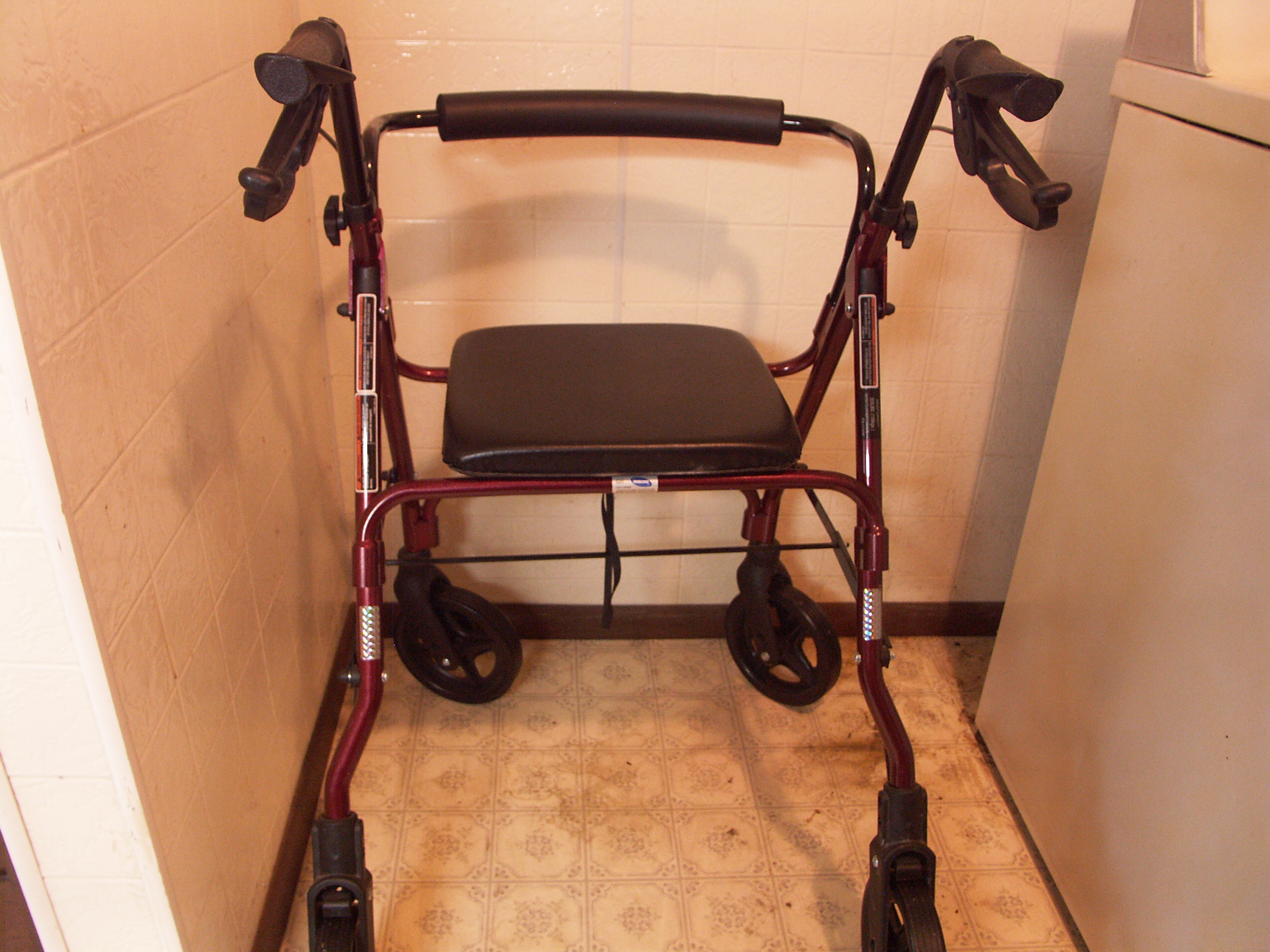 Invacare Rolling Walker/Seat | EBTH