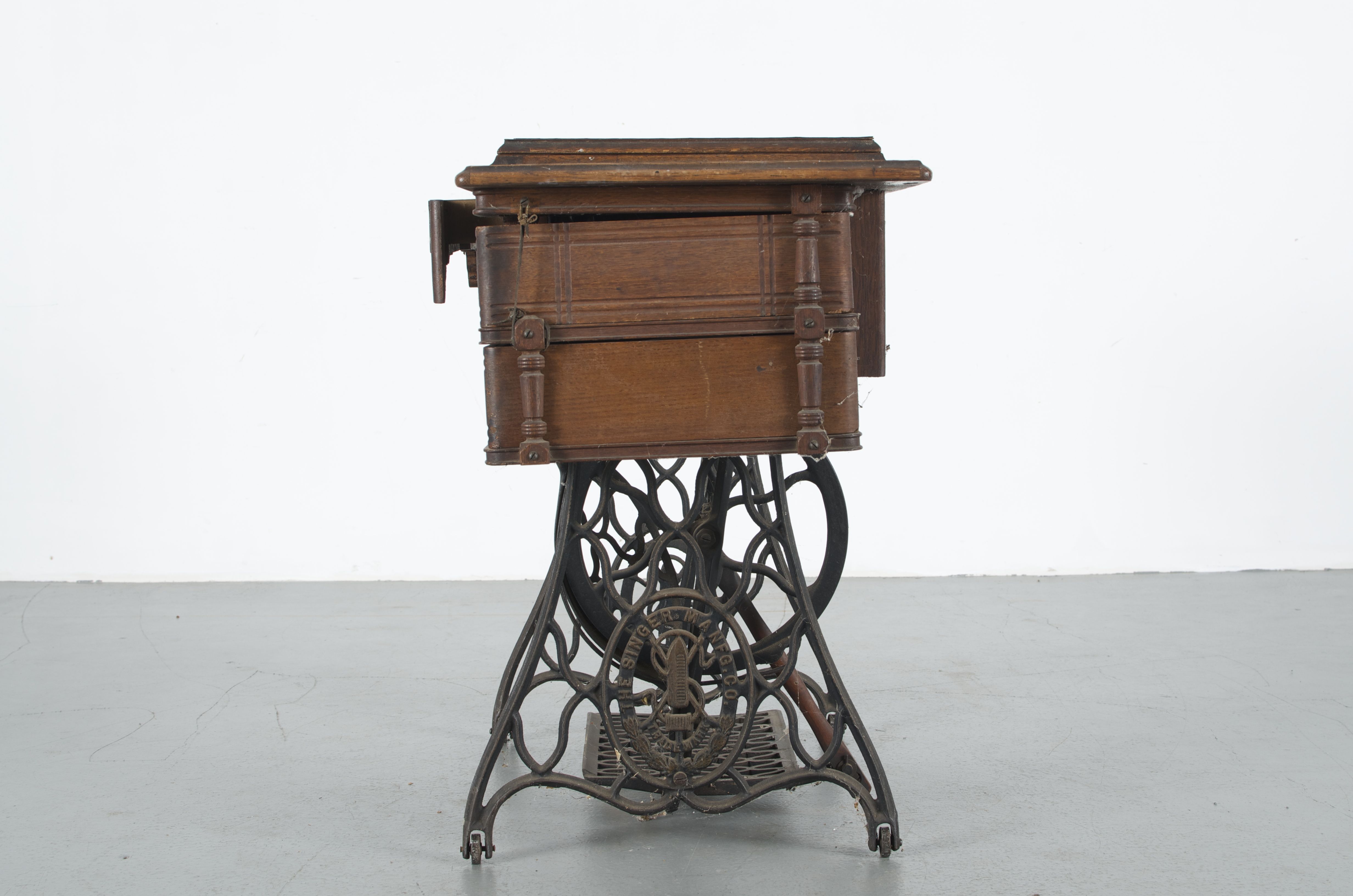 Singer Sewing Table and Machine | EBTH