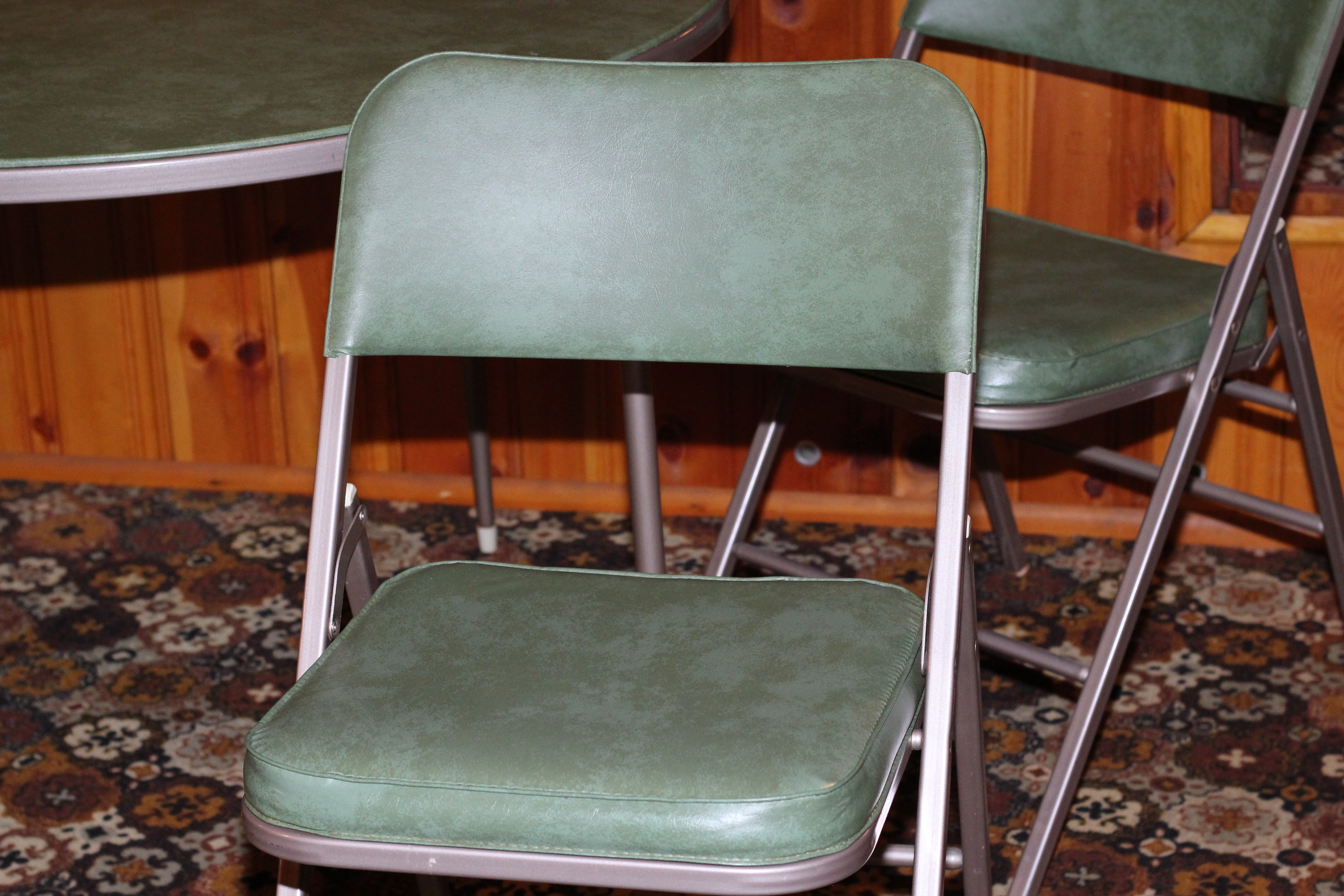 Vintage Vinyl and Metal Round Samsonite Folding Table | EBTH