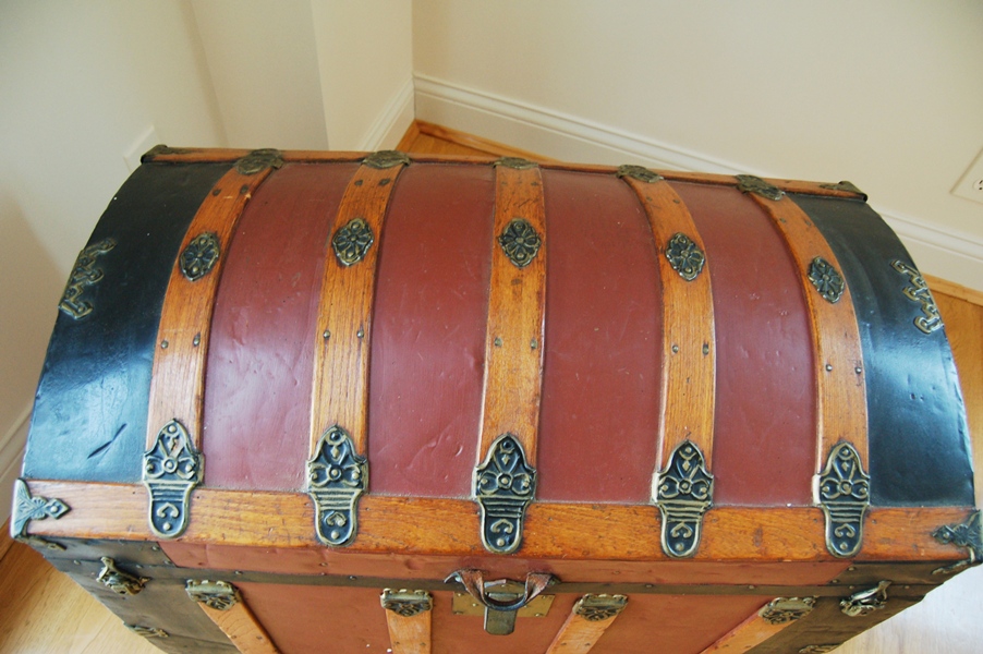 Antique Ladies Barrel Top Trunk | EBTH