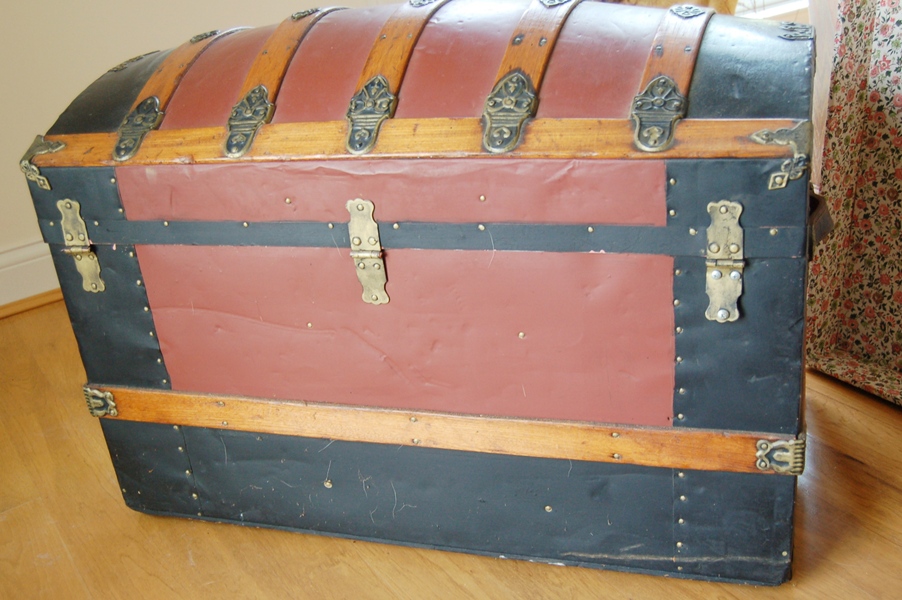 Antique Ladies Barrel Top Trunk | EBTH