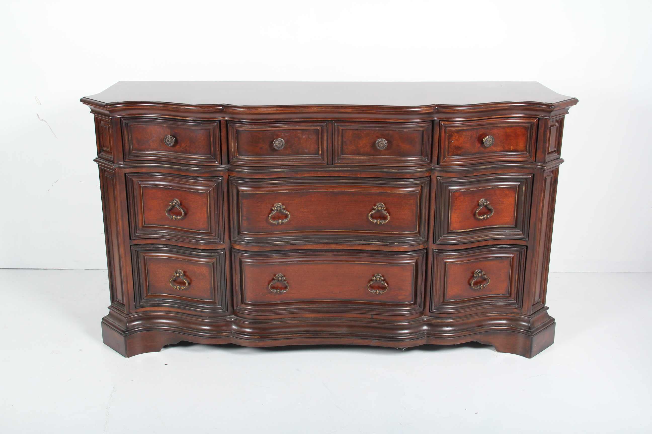 Scalloped Front Chest of Drawers | EBTH