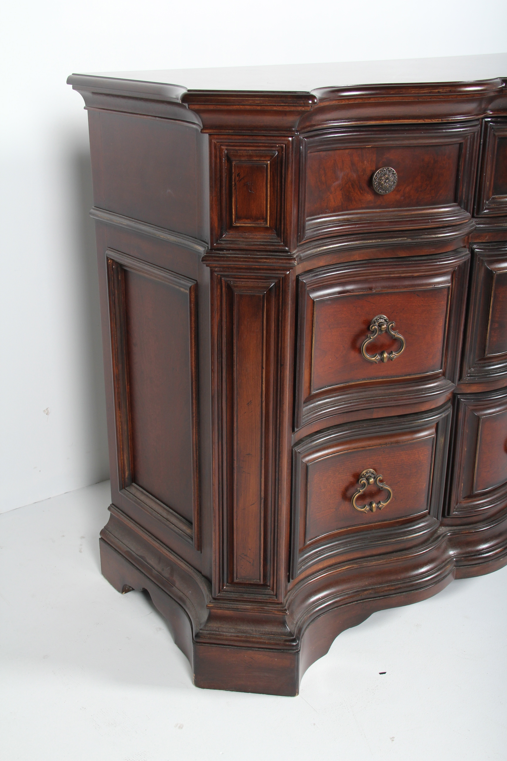 Scalloped Front Chest of Drawers | EBTH