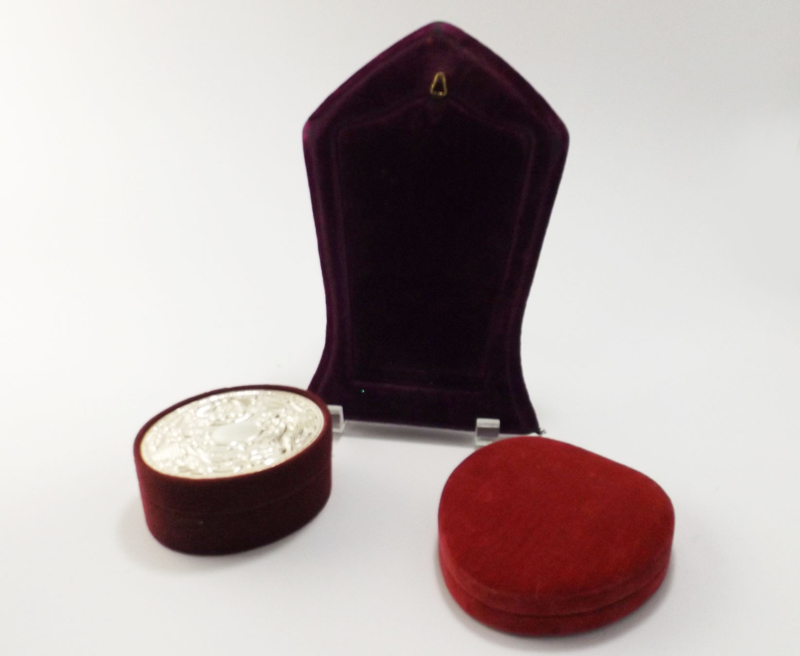 Velvet Boxes and Vintage Velvet Necklace Case | EBTH