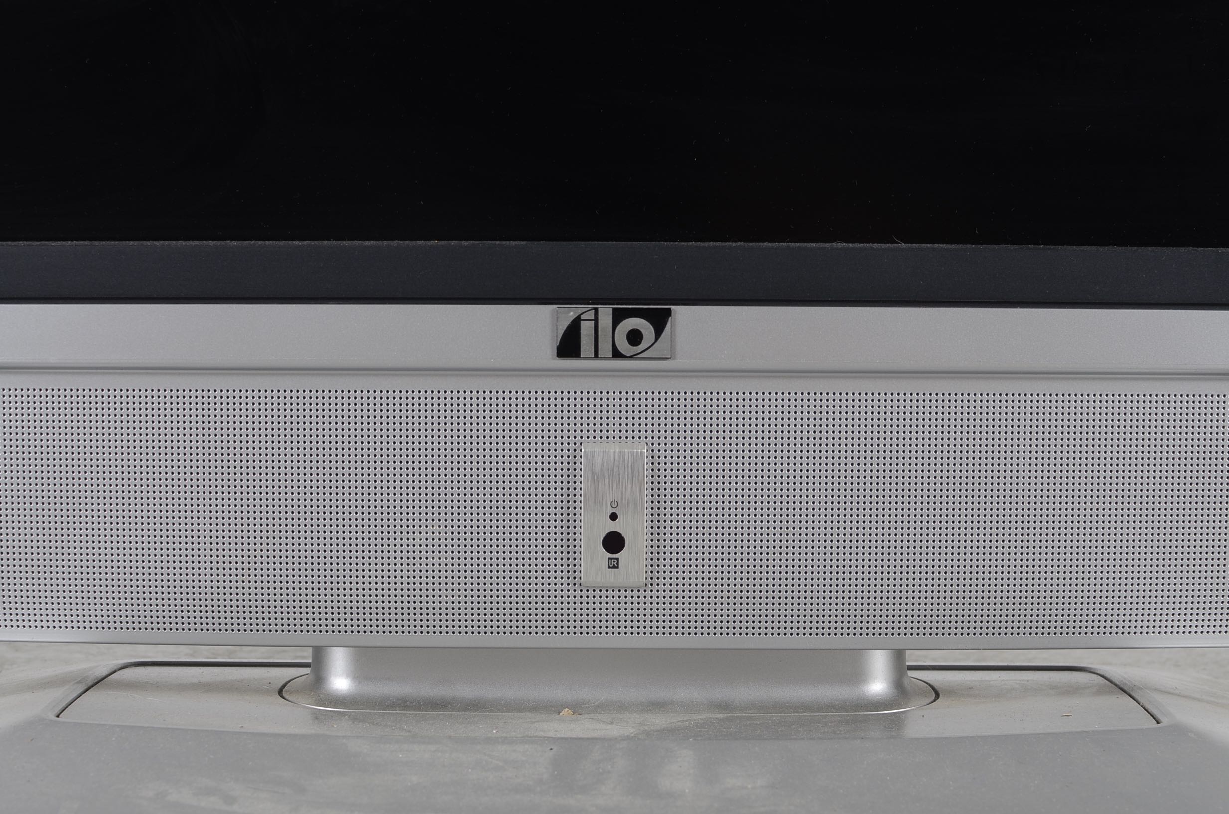 ilo 32" Widescreen LCD Television with Remote | EBTH