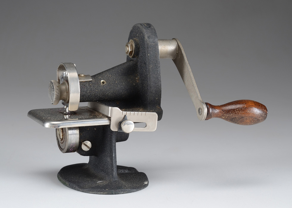 Singer Ball Bearing Hand Operated Pinker | EBTH