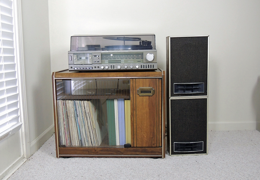 Emerson Turntable Stereo and Vinyl Record Albums | EBTH