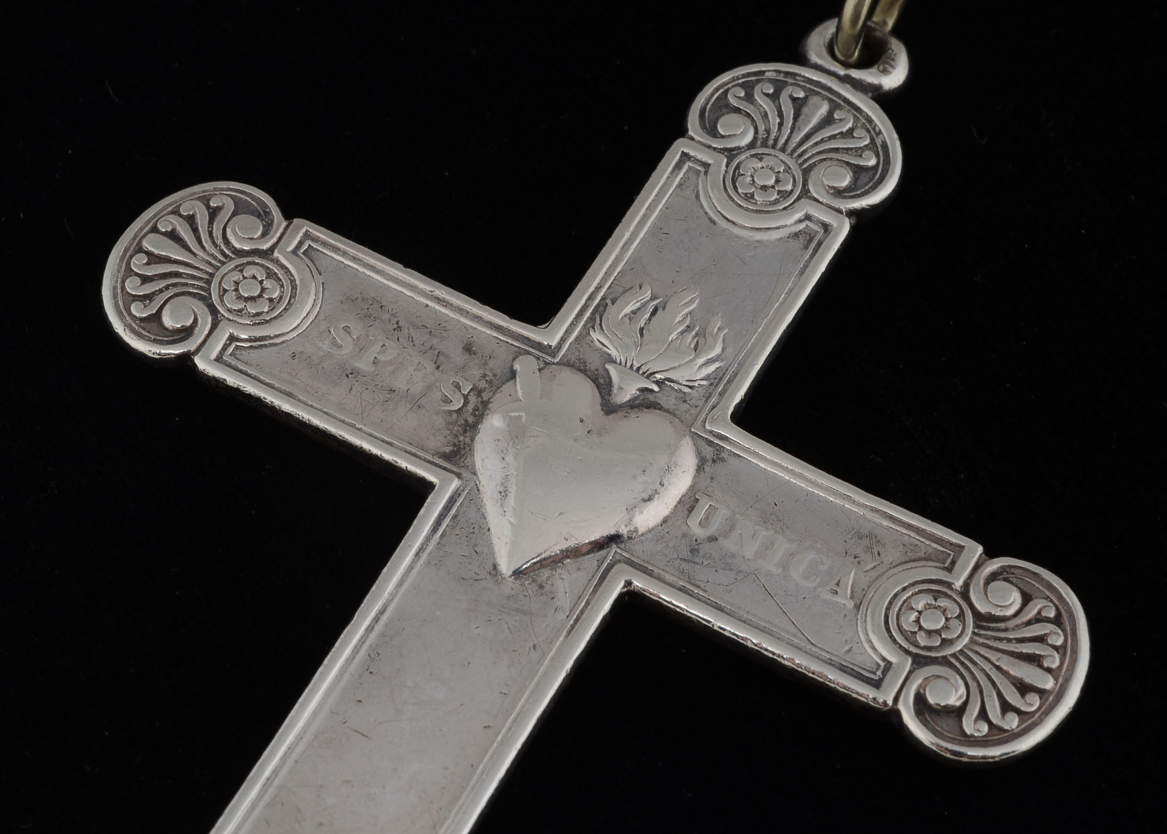 Silver Cross Pendant with Sacred Heart | EBTH