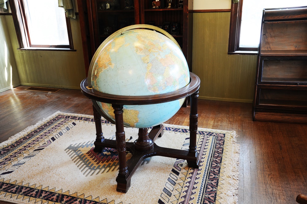 Replogle 32" Illuminated Library Globe | EBTH