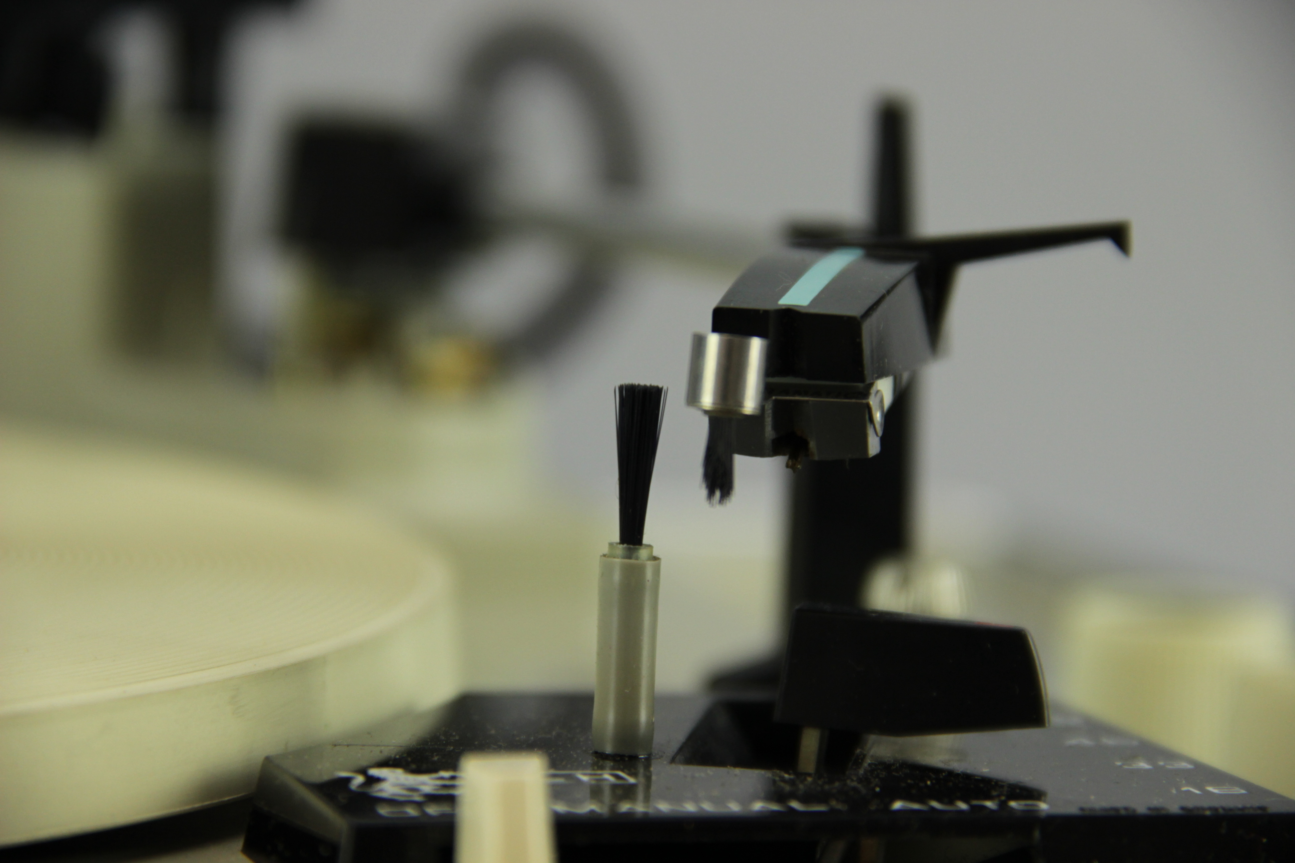 KLH Model 11 Turntable and Speaker Stereo Set | EBTH