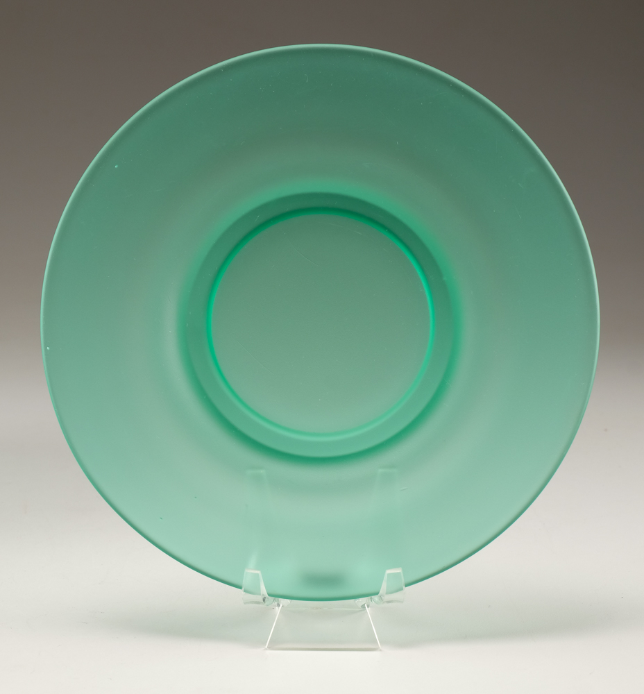 Green Satin Depression era Plates | EBTH