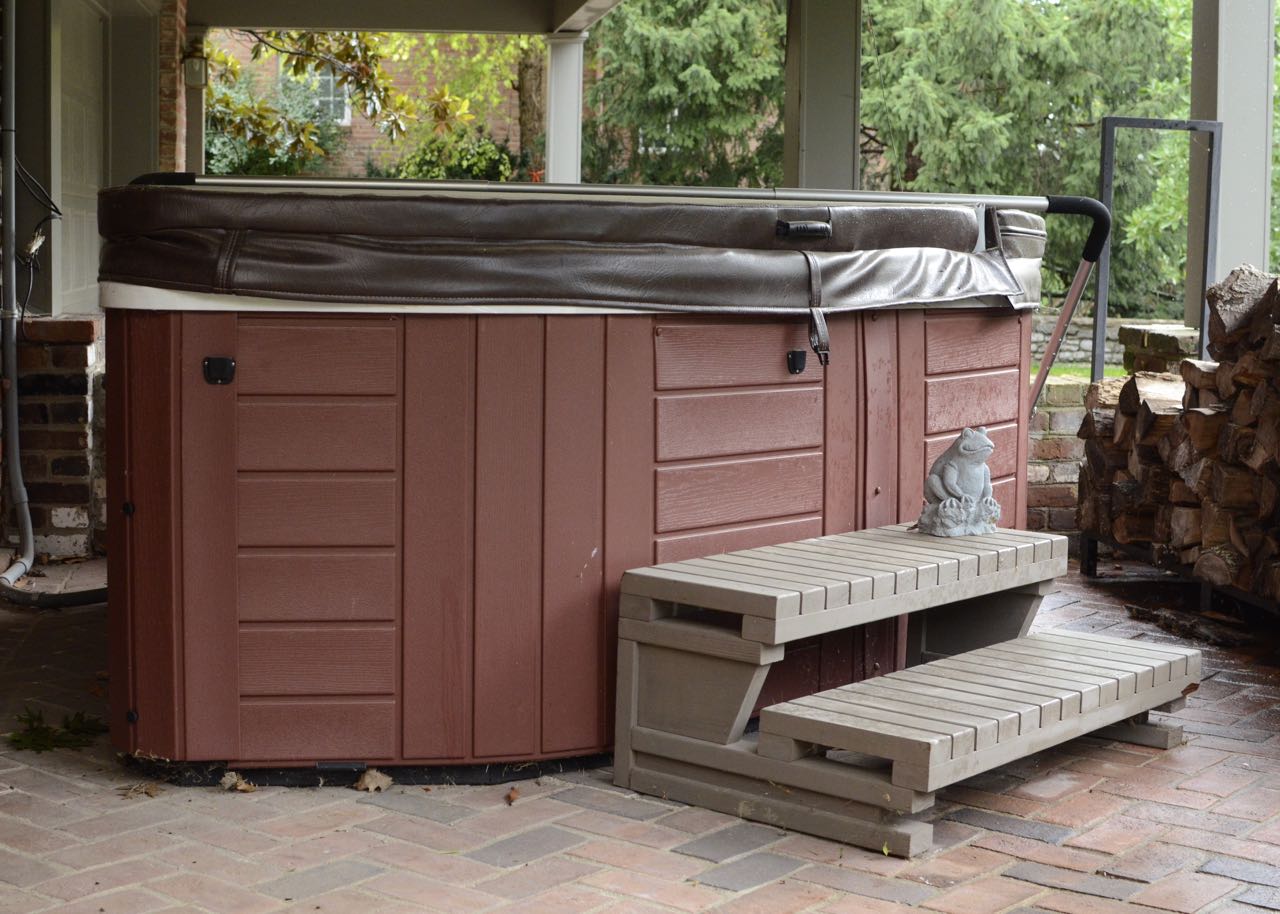 Twilight Series Hot Tub by Master Spas | EBTH