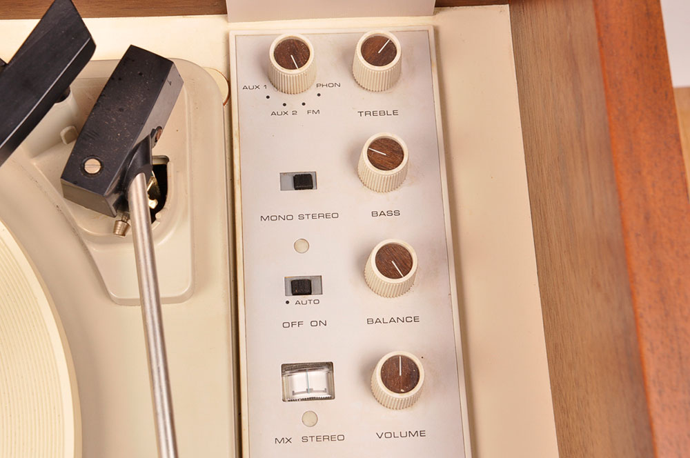 KLH Mid Century Modern Pedestal Turntable With Two Speakers | EBTH