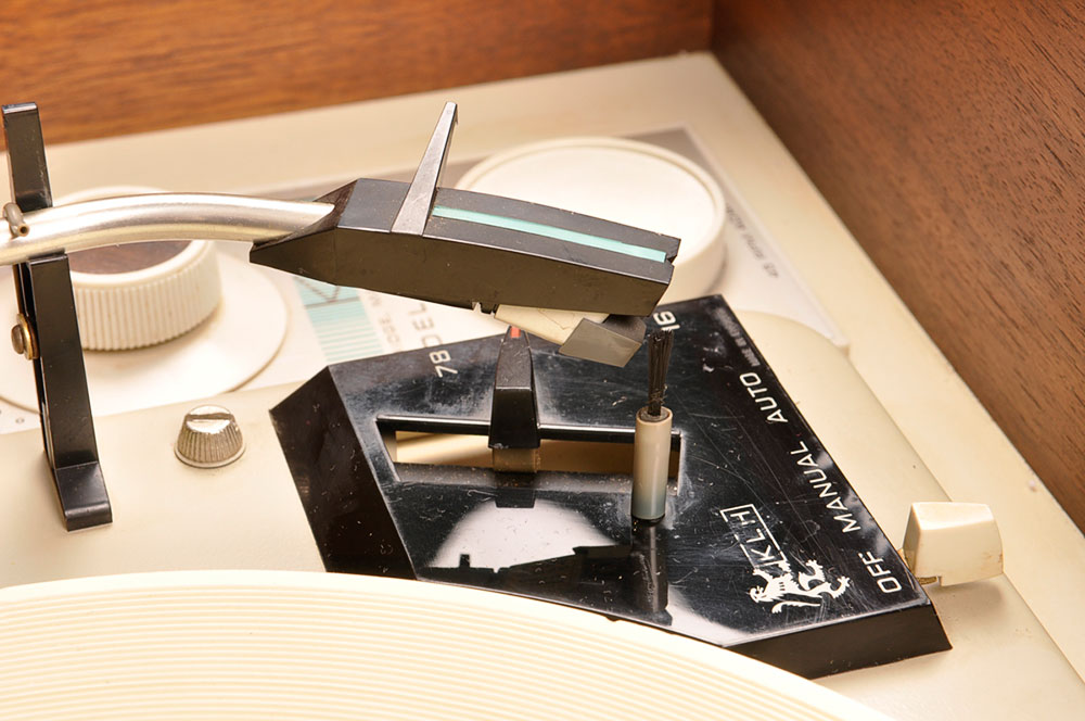 KLH Mid Century Modern Pedestal Turntable With Two Speakers | EBTH