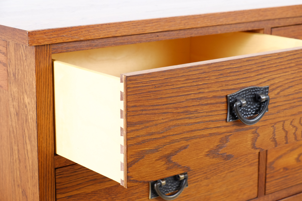 Thomasville Oak Mission Style Chest of Drawers | EBTH