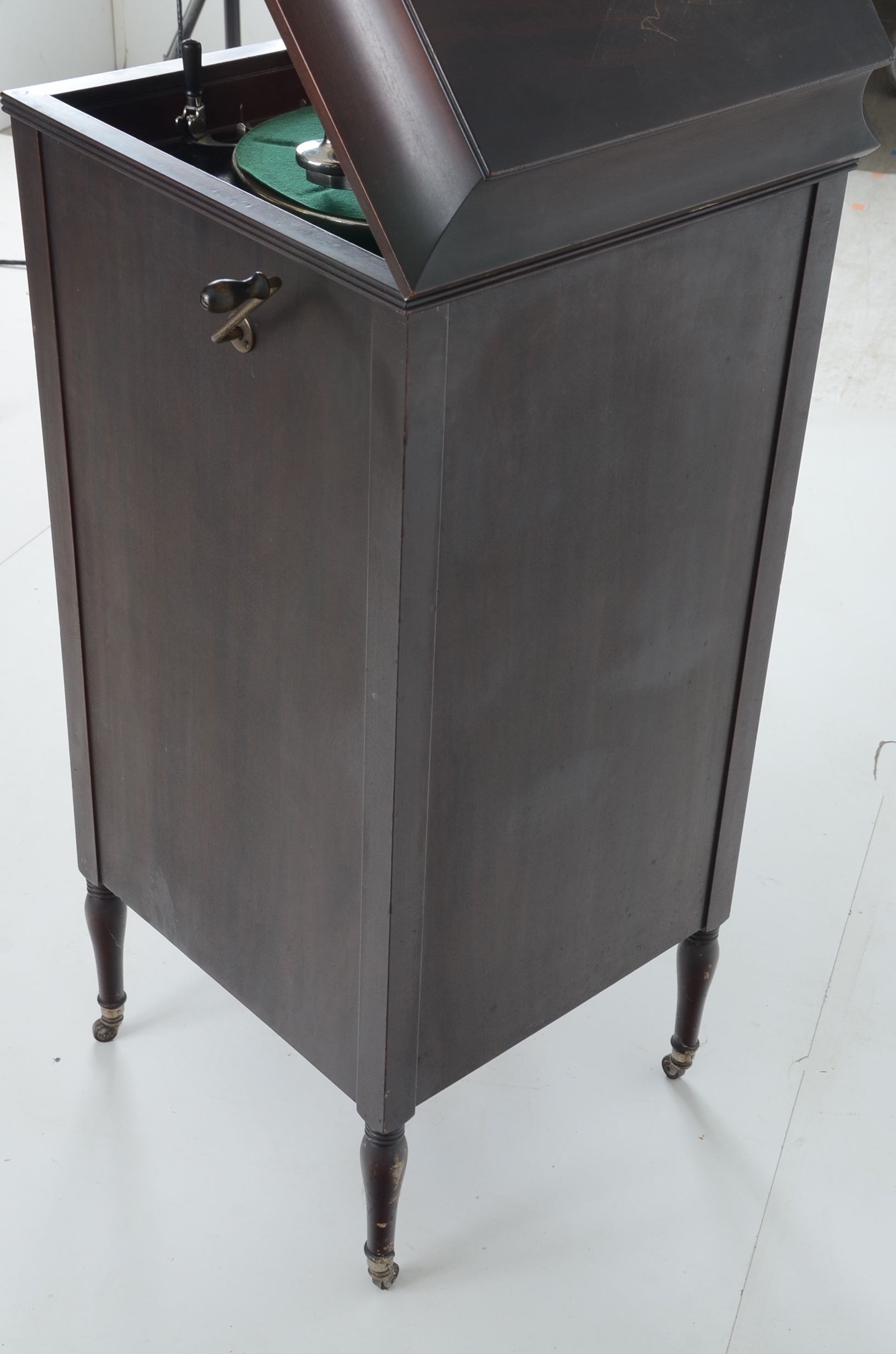 Edison Hand-Cranked Phonograph | EBTH