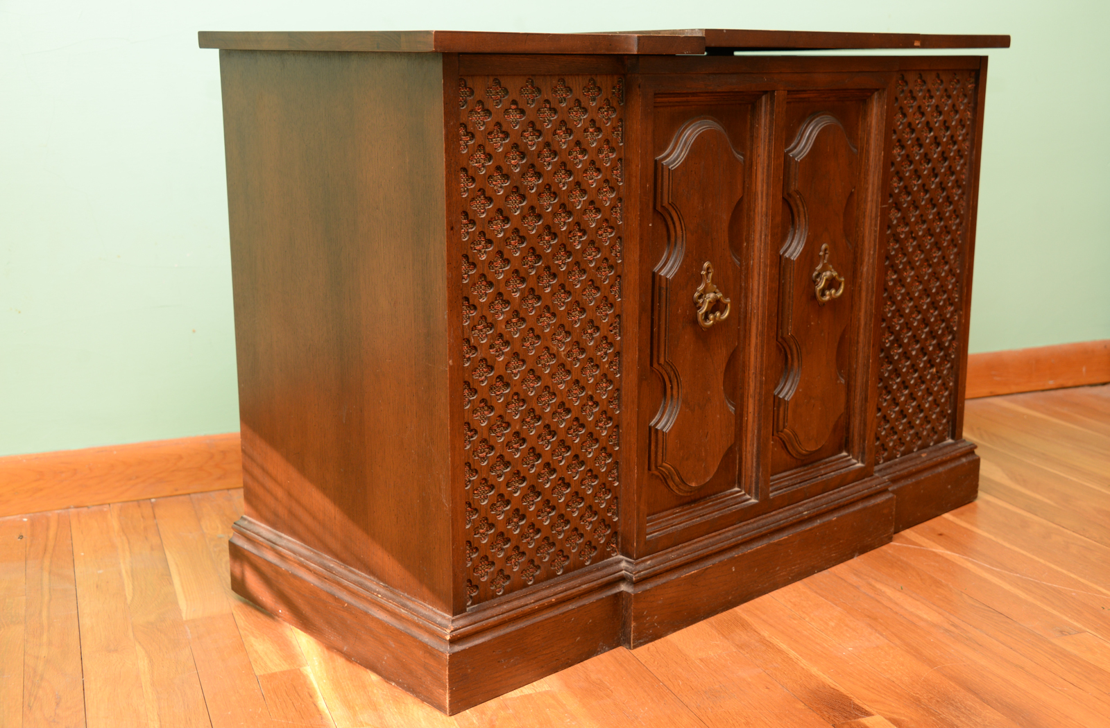The Fisher Metropolitan Stereo Console Cabinet | EBTH