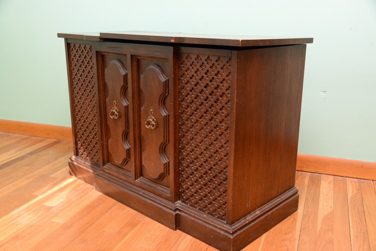 The Fisher Metropolitan Stereo Console Cabinet | EBTH
