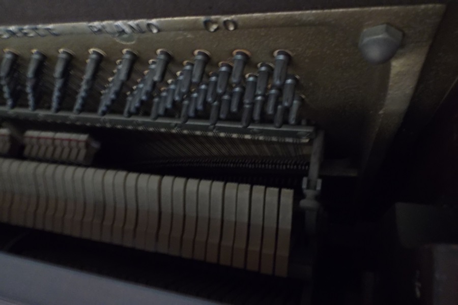 Everett Console Piano | EBTH