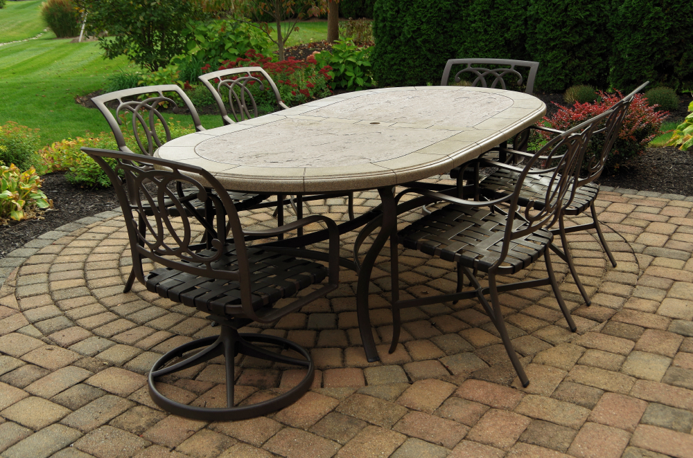 Tropitone Stoneworks Collection Patio Table and Six Chairs | EBTH