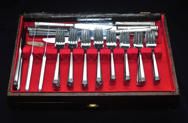 Set of Oneida Achievement 18/8 Stainless Flatware | EBTH