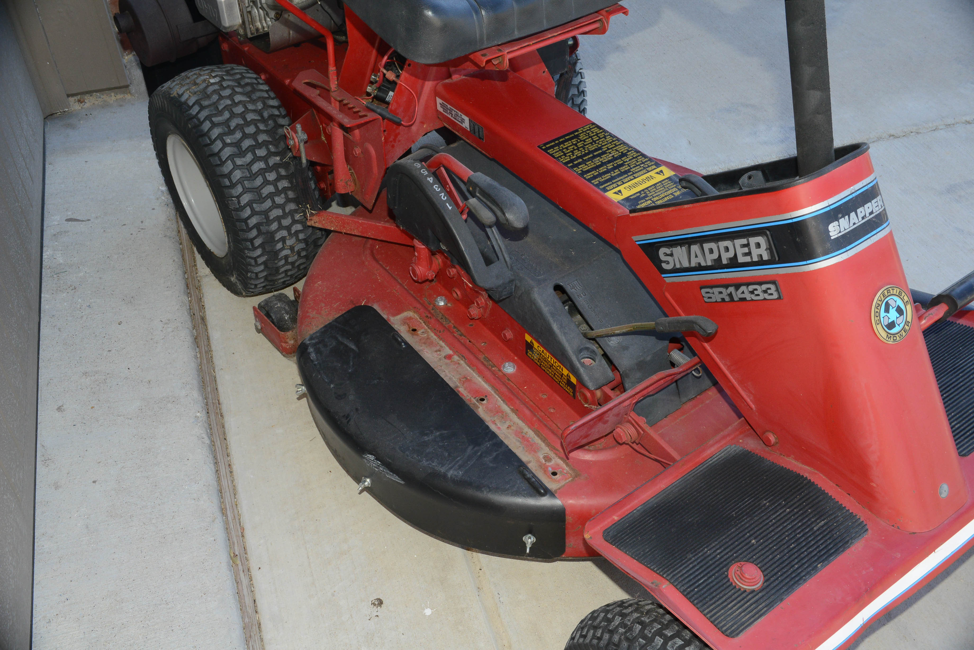 Snapper SR1433 Riding Lawn Mower | EBTH