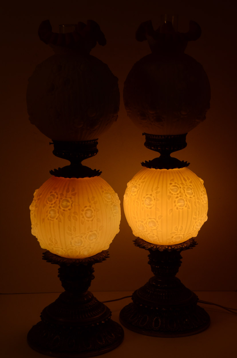 Pair of Vintage Fenton Gone with the Wind Burmese Glass Lamps | EBTH
