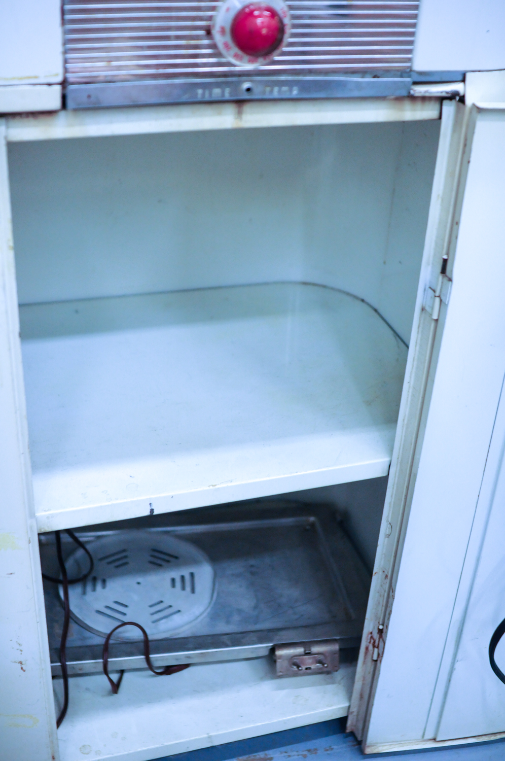 Vintage Westinghouse Roaster and Side Cabinet | EBTH