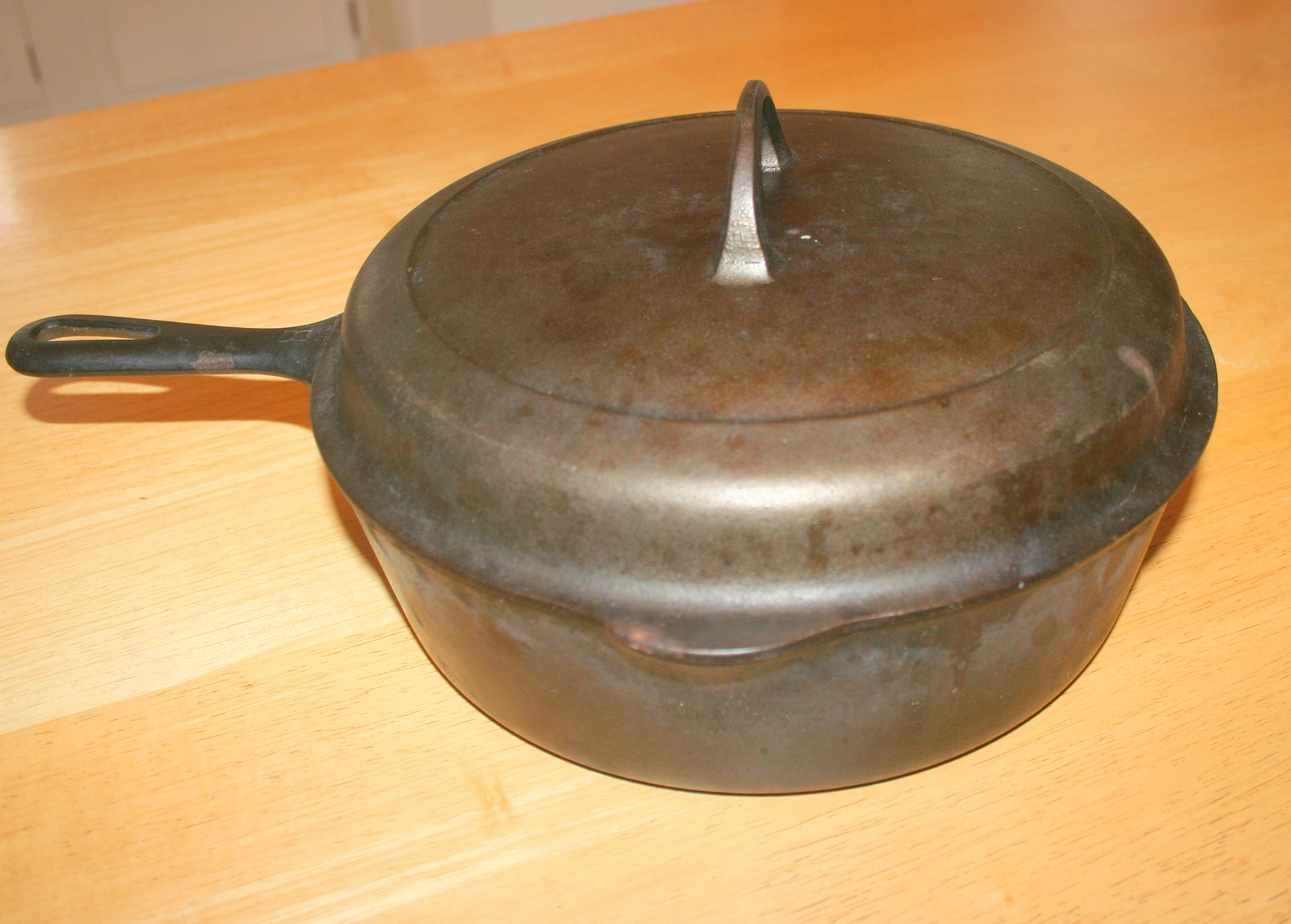 Vintage Griswold Number 8 Cast Iron Skillet and Lid | EBTH