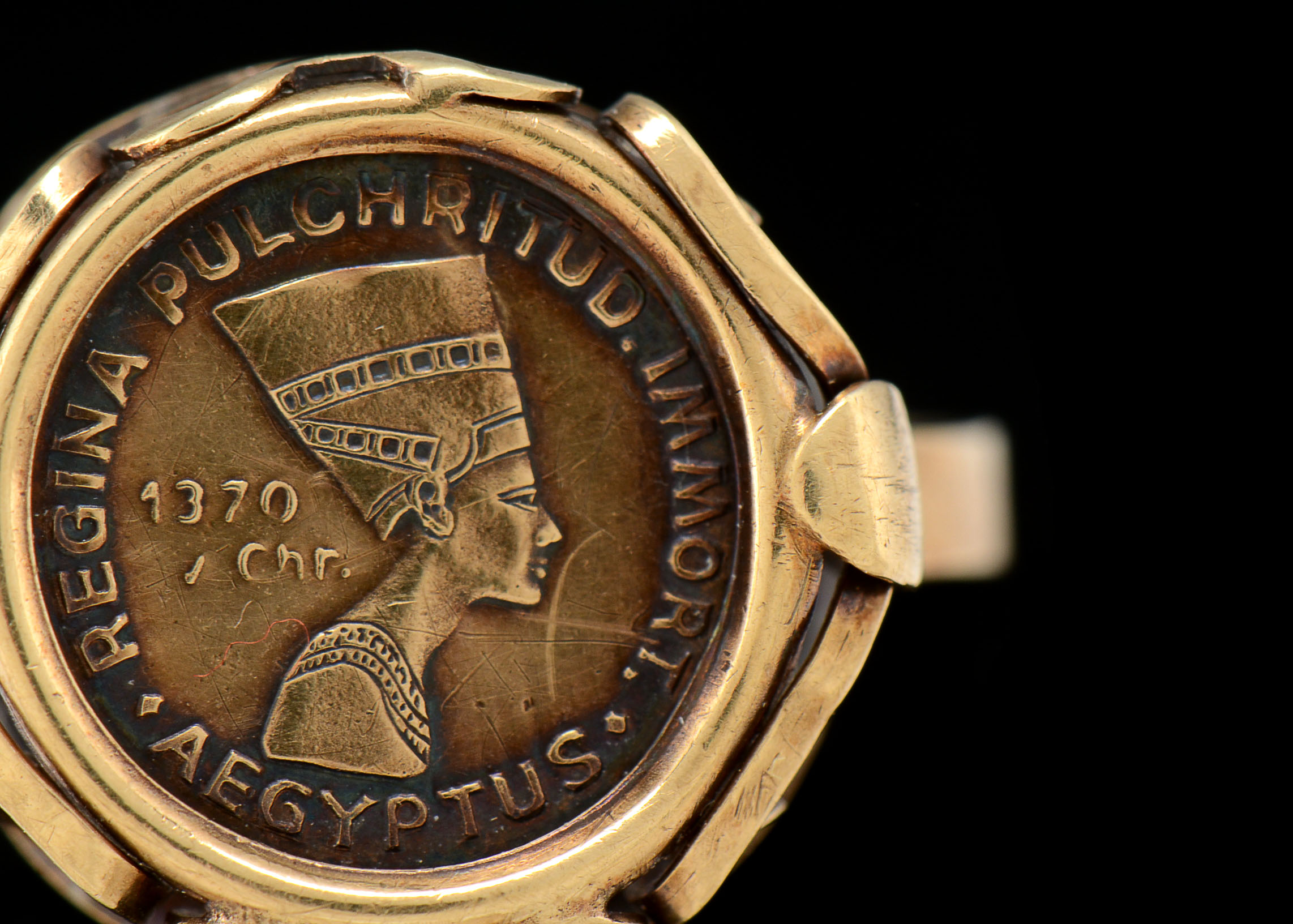 8K Yellow Gold Egyptian Revival Neferetti Coin Ring | EBTH