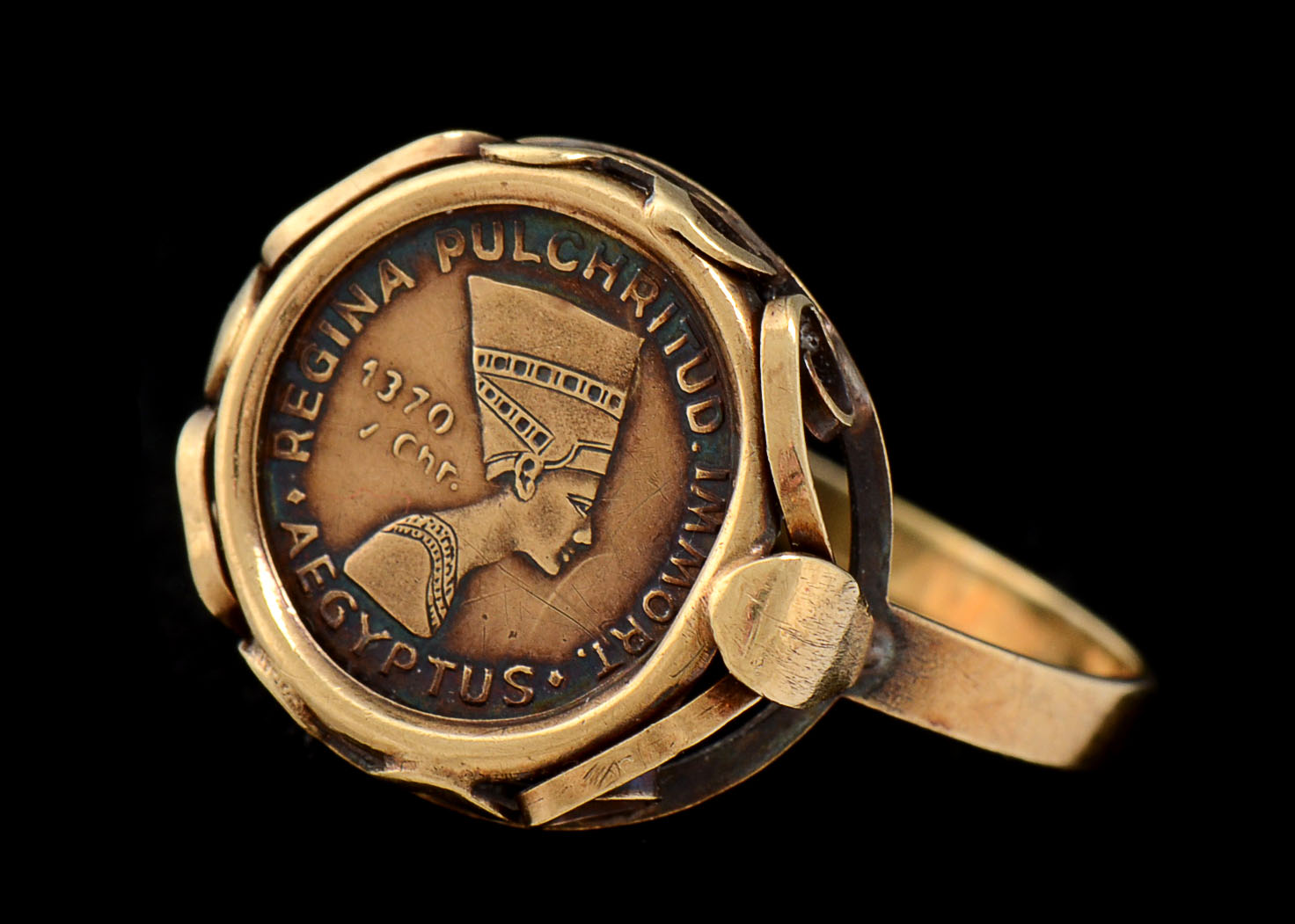 8K Yellow Gold Egyptian Revival Neferetti Coin Ring | EBTH