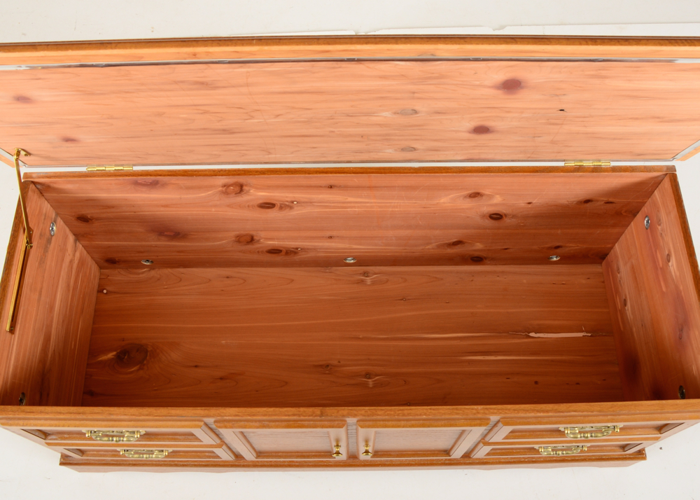 Cedar Chest with Locking Hinge | EBTH