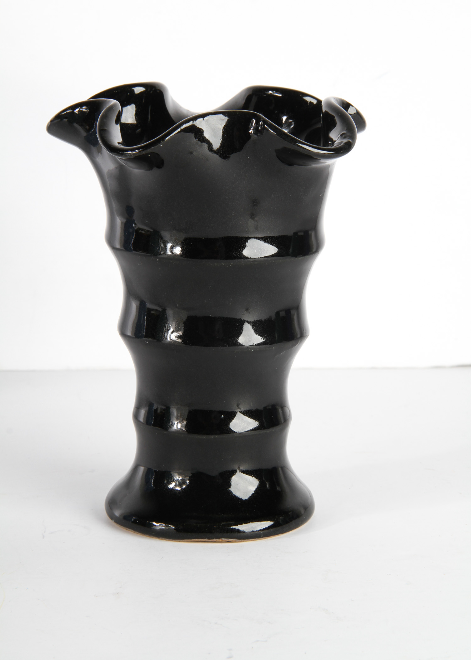 Matt Carlton Black Bauer Ruffle Vase | EBTH