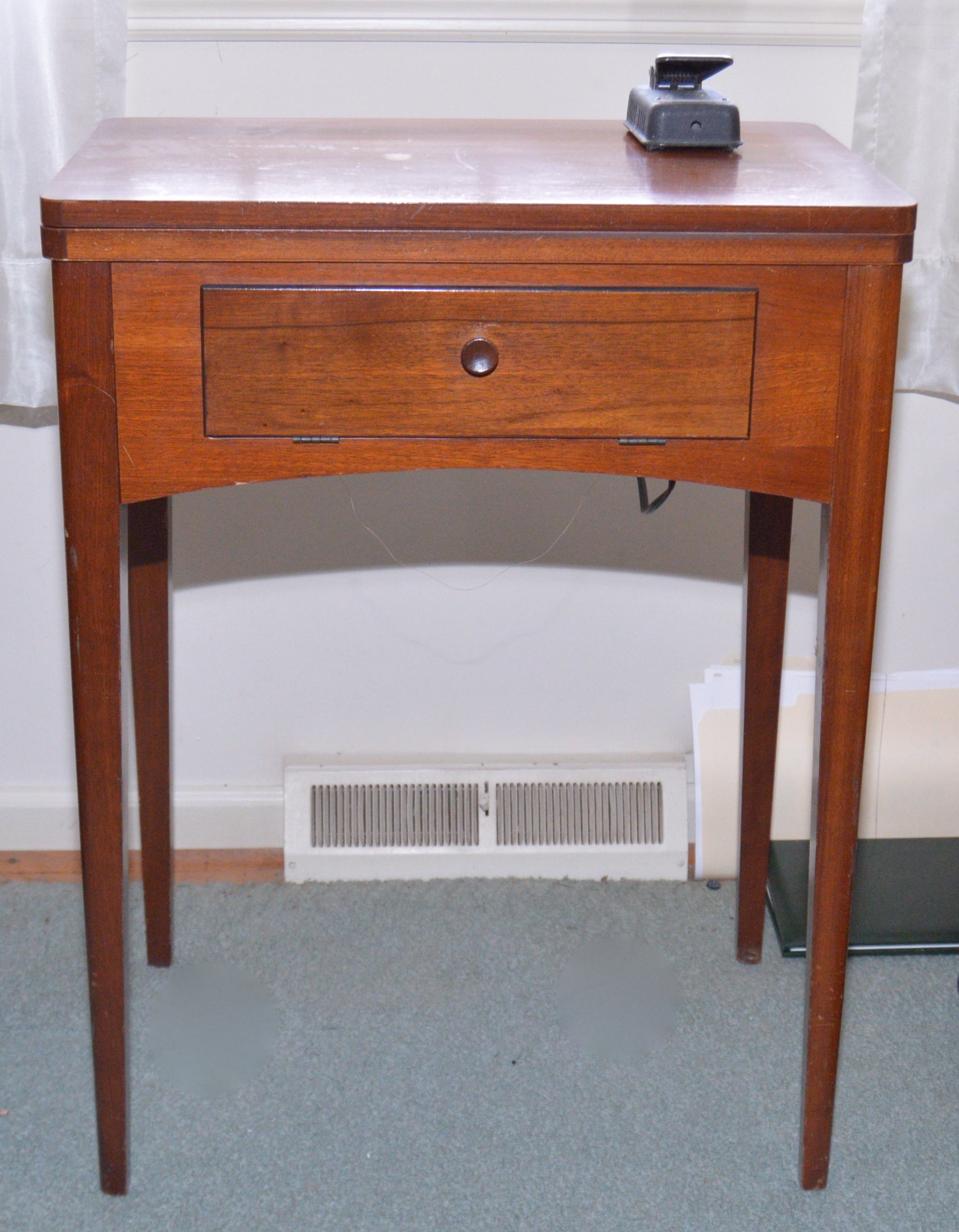1949 Cast Metal Singer Sewing Machine with Table and Accessories | EBTH