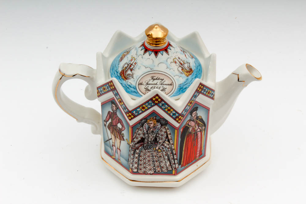 Pair of Decorative Teapots | EBTH