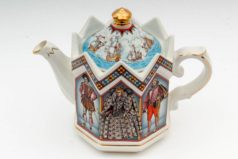 Pair of Decorative Teapots | EBTH