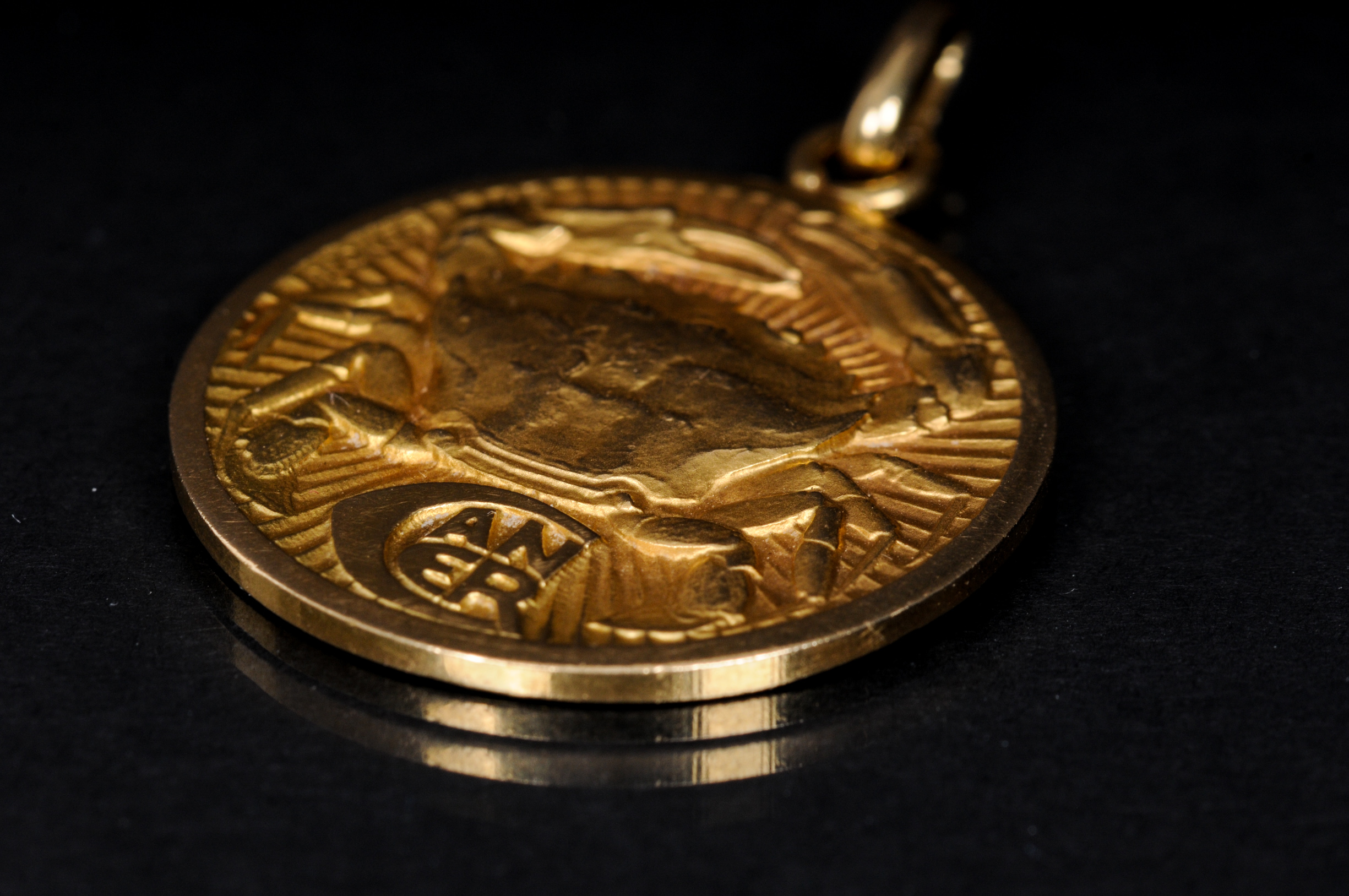 18K Gold Zodiac Sign Pendant | EBTH