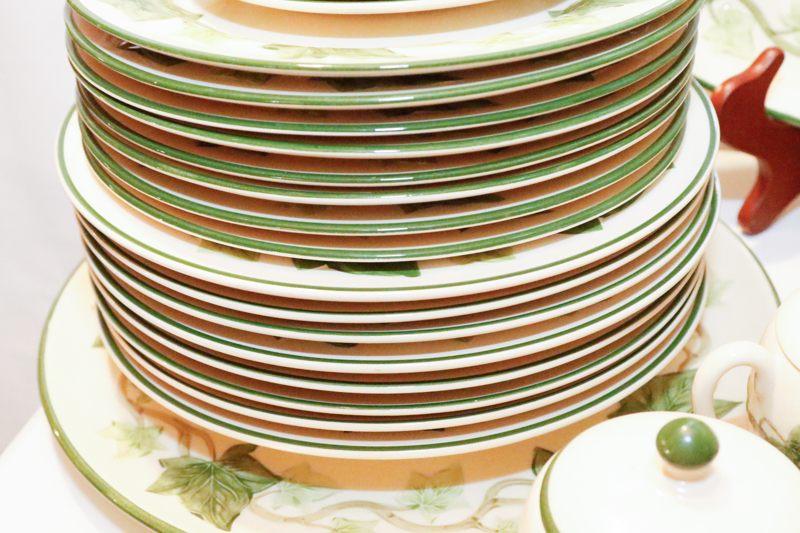 Franciscan "Ivy" Pattern Dinnerware | EBTH