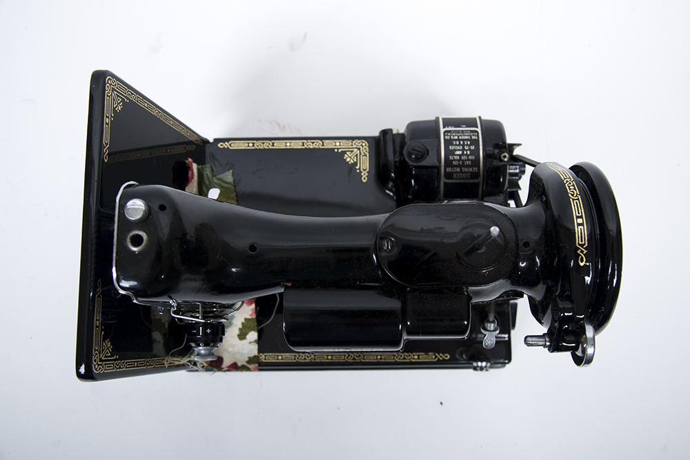 Vintage Portable Singer Sewing Machine | EBTH