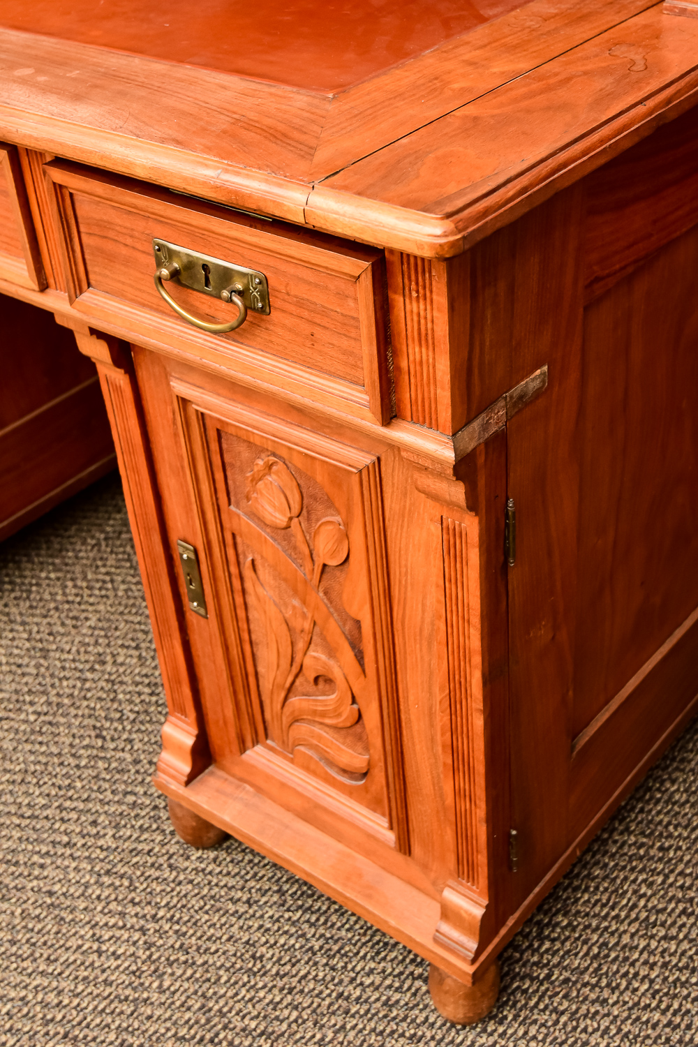 Antique Oak Desk with Stained Glass Doors | EBTH