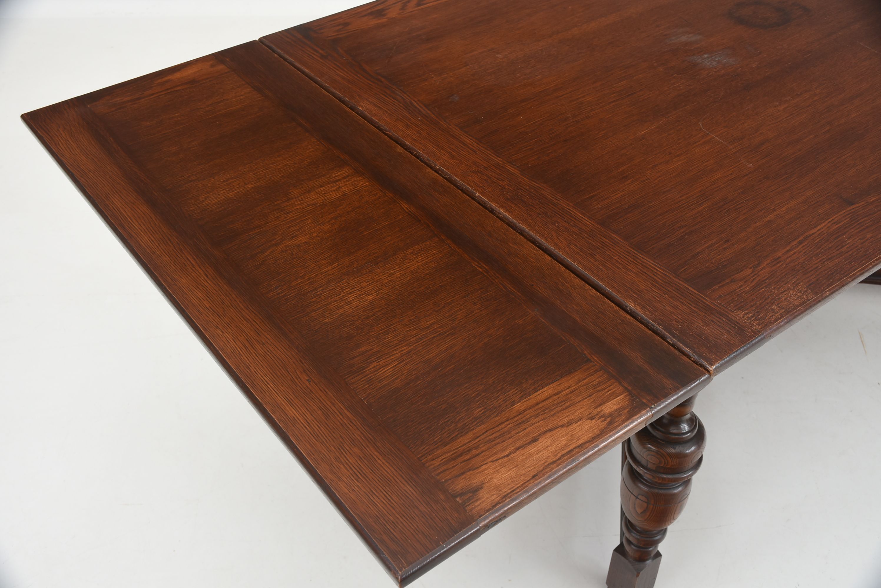 Extendable Tudor-style Oak Wood Dining Table and Chairs | EBTH