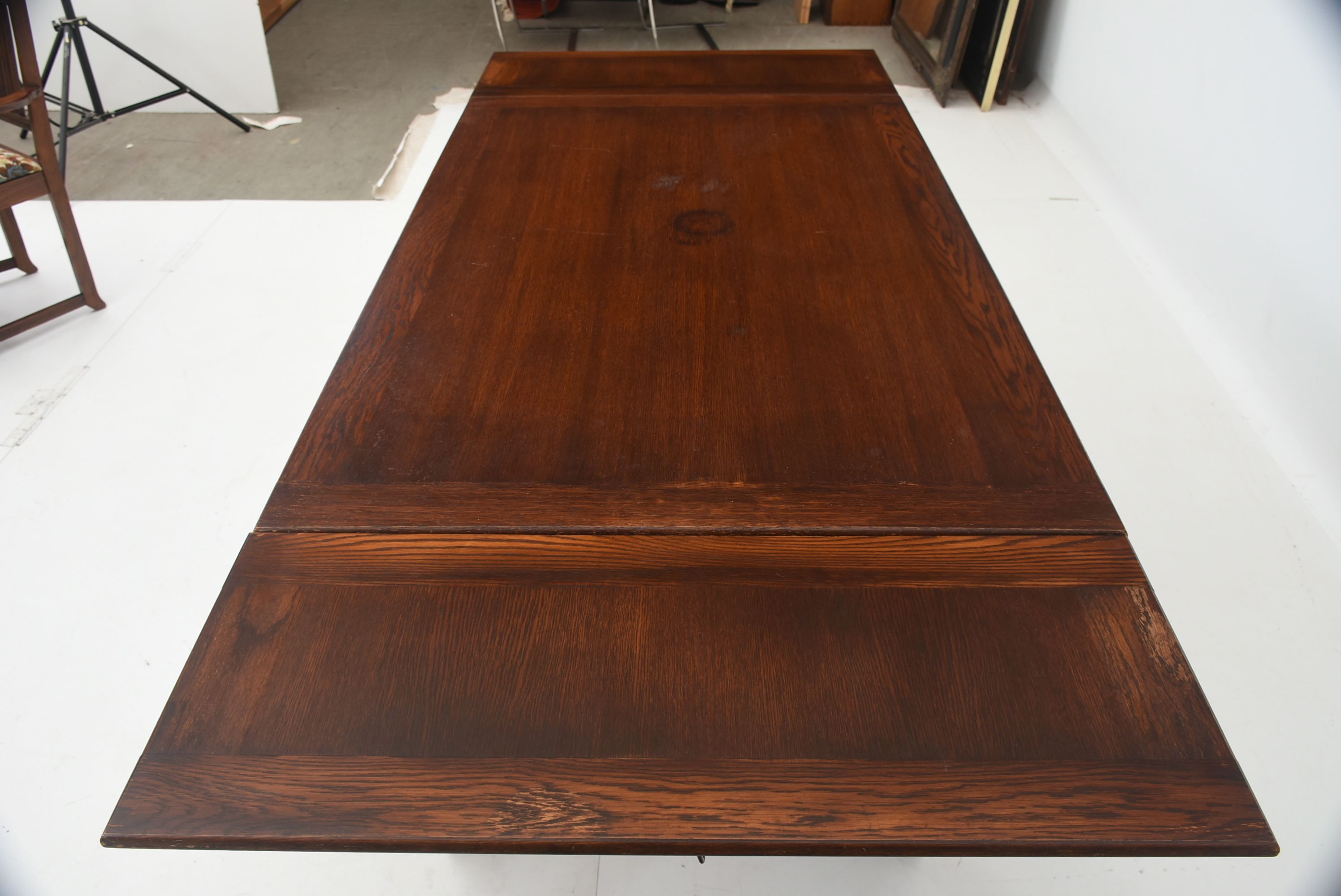 Extendable Tudor-style Oak Wood Dining Table and Chairs | EBTH