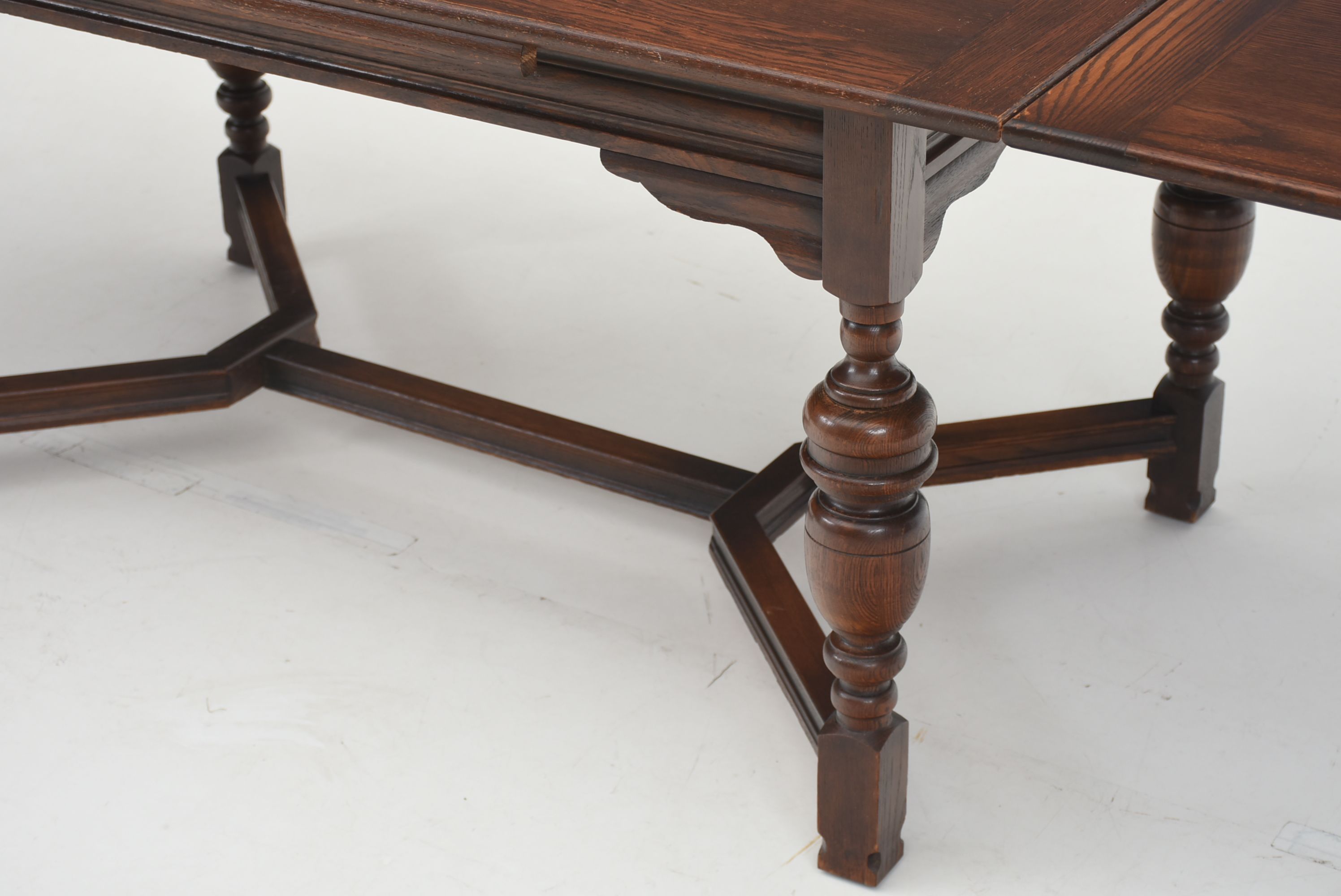 Extendable Tudor-style Oak Wood Dining Table and Chairs | EBTH