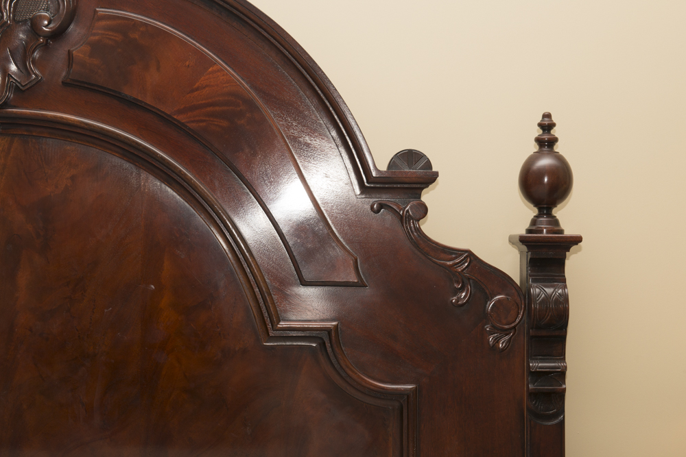 Henredon "Carlyle" King Bed | EBTH