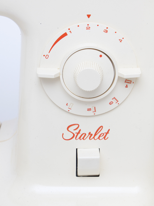 Singer "Starlet" Sewing Machine | EBTH